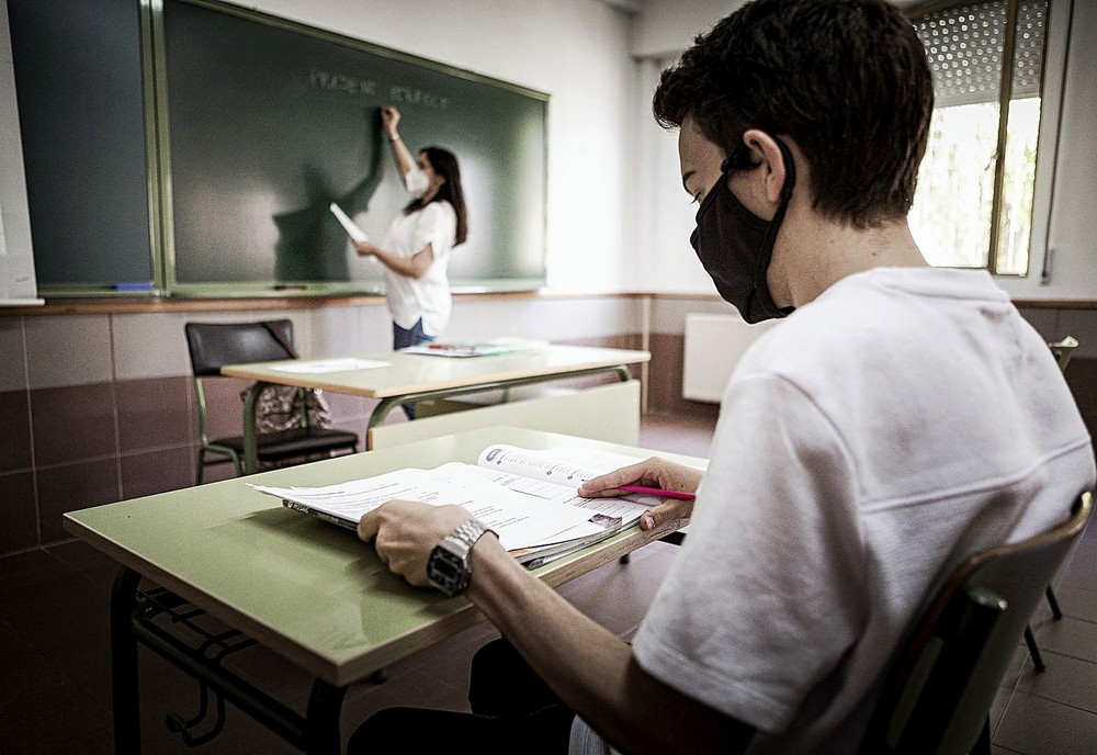 Unos 5.490 estudiantes y 505 docentes estarían pasando la COVID-19 en ...