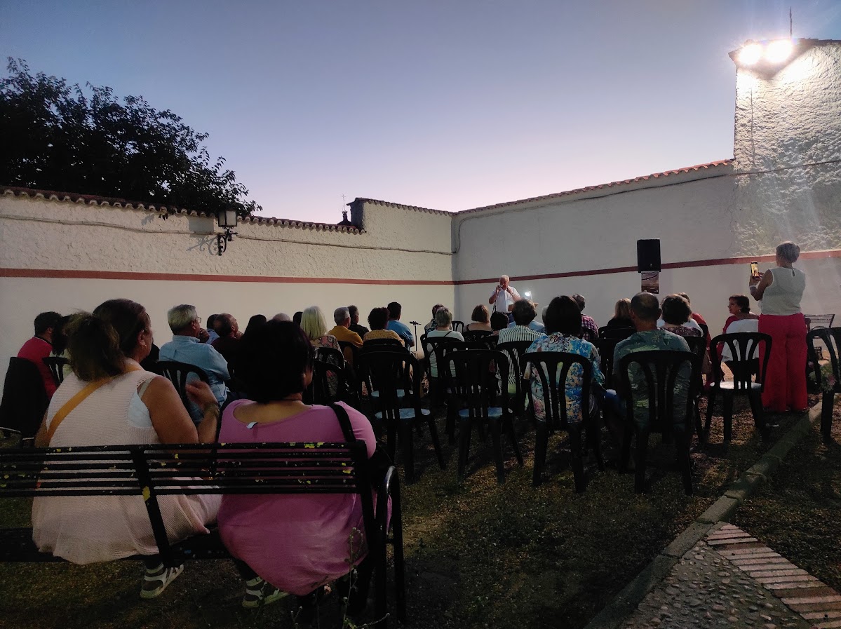El guitarrista y cantor Zacarías Lamela y el poeta Valentín Osuna ...