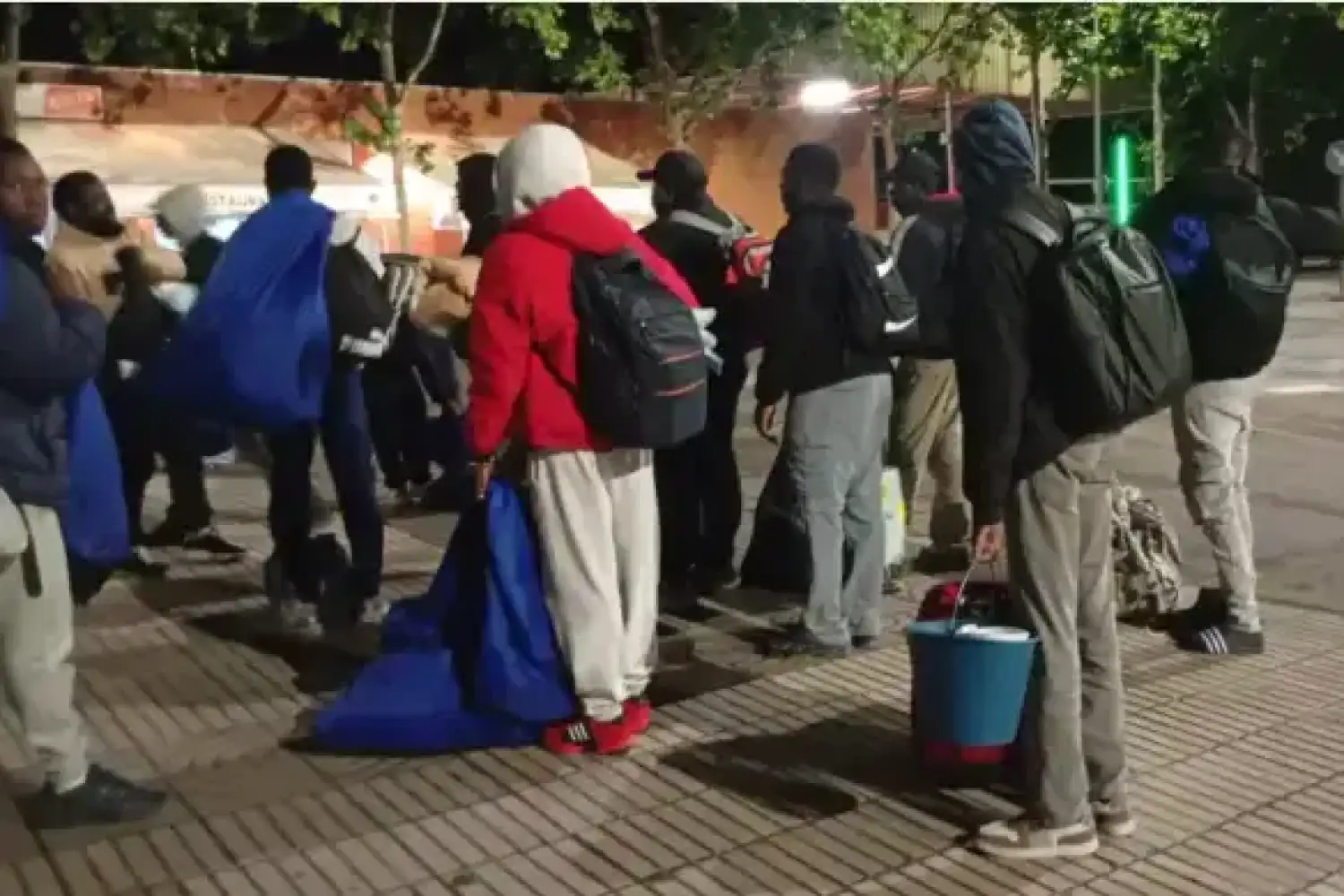 Desalojo polémico a 17 migrantes de la estación de Badajoz, que ...
