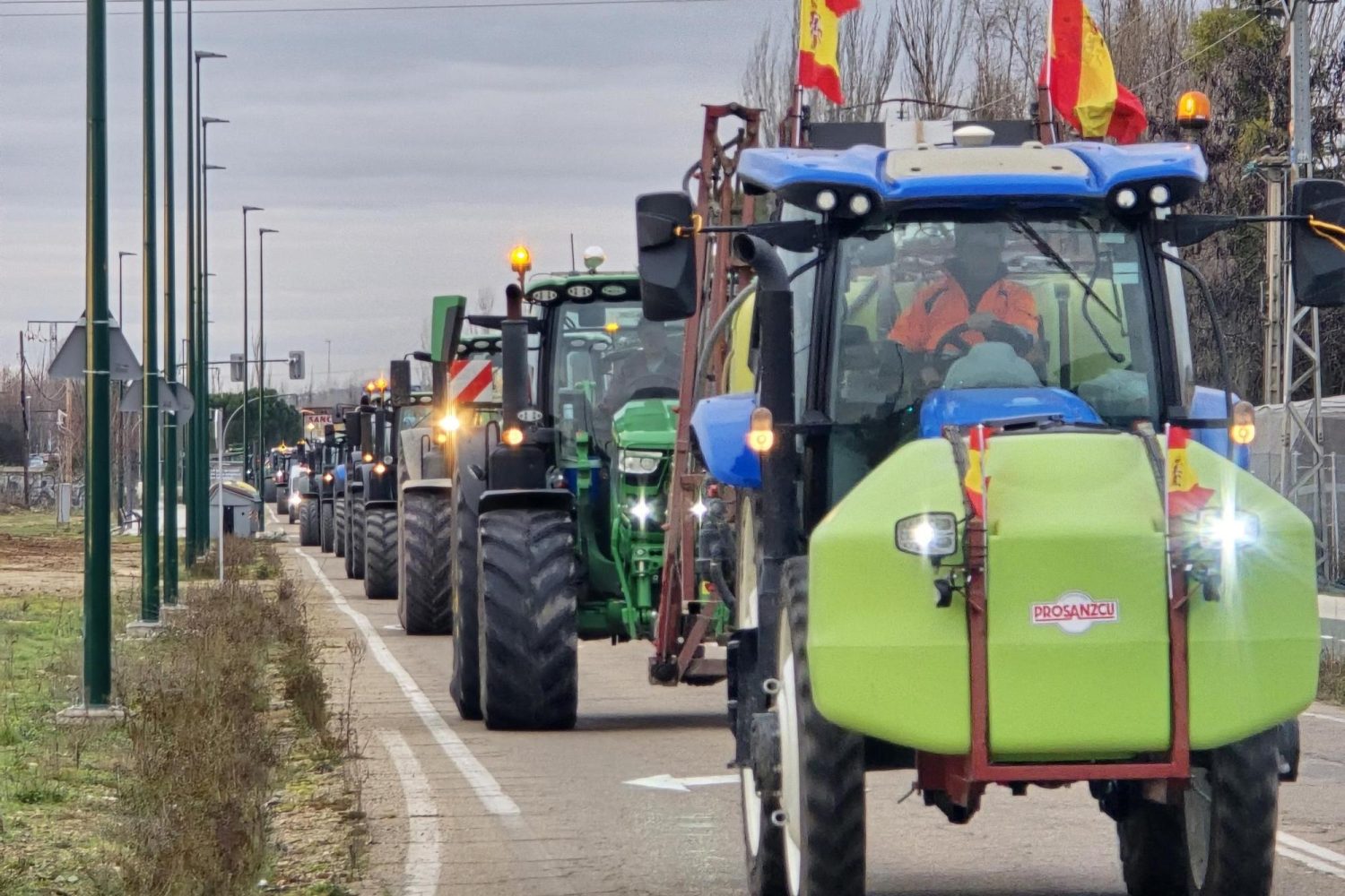 El campo corta carreteras y señala a Bruselas - Digital Extremadura